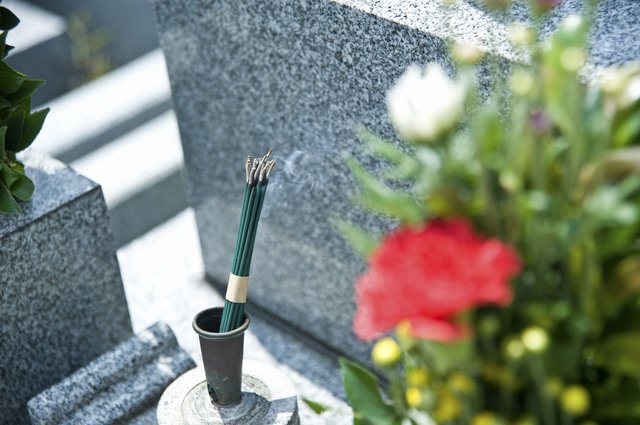 How to Visit a Grave Using Good Manners | MATCHA - JAPAN TRAVEL WEB ...