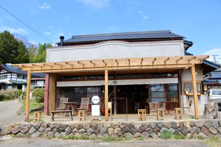"Hyakuban Coffee" is a cafe renovated from an old shop in the middle of ...